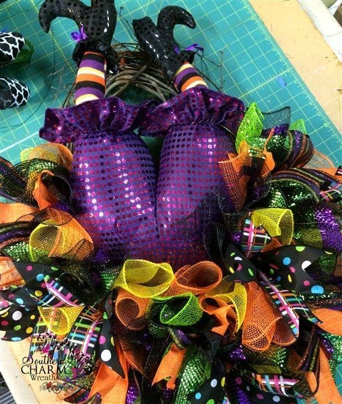 How to Assemble a RAZ Witch Butt Wreath